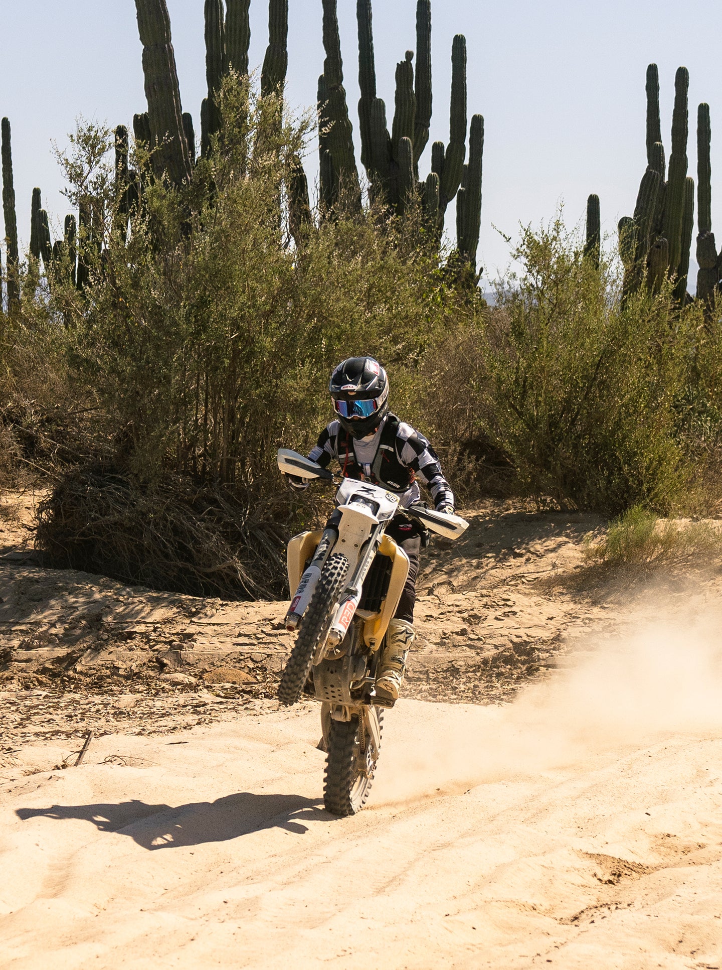 Moto Landing – Deus Ex Machina USA